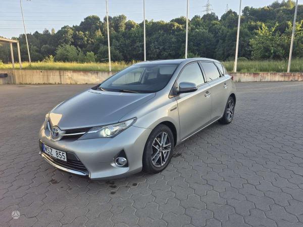 Grey Toyota Auris 2015 in Vilnius, with an engine capacity of 1.80 L and mileage of 216 thousand km for 9200 €, photo 1 on AUTOMOTO.COM.LV