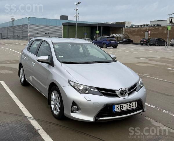Pelēks Toyota Auris 2015 Rīga, ar dzinēja tilpumu 1.60 L un nobraukumu 195 tūkst. km par 6100 €, foto 1 vietnē AUTOMOTO.COM.LV