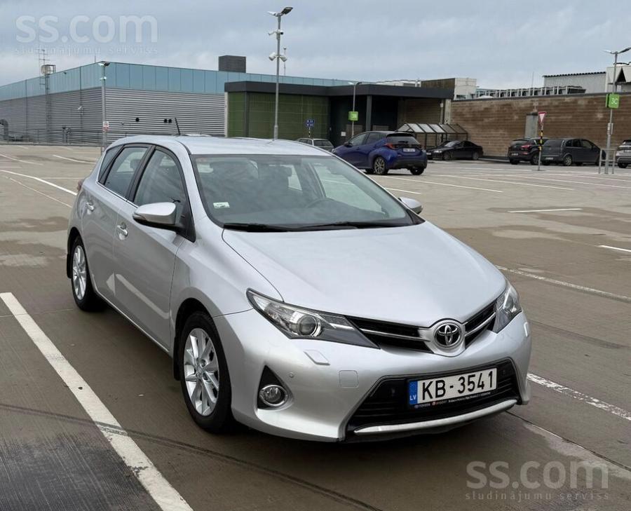 Grey Toyota Auris 2015 in Riga, with an engine capacity of 1.60 L and mileage of 195 thousand km for 6100 €, photo 1 on AUTOMOTO.COM.LV