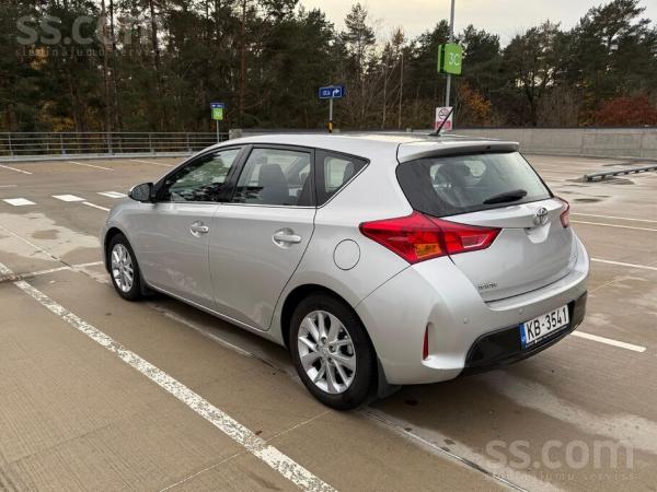 Pelēks Toyota Auris 2015 Rīga, ar dzinēja tilpumu 1.60 L un nobraukumu 195 tūkst. km par 6100 €, foto 2 vietnē AUTOMOTO.COM.LV