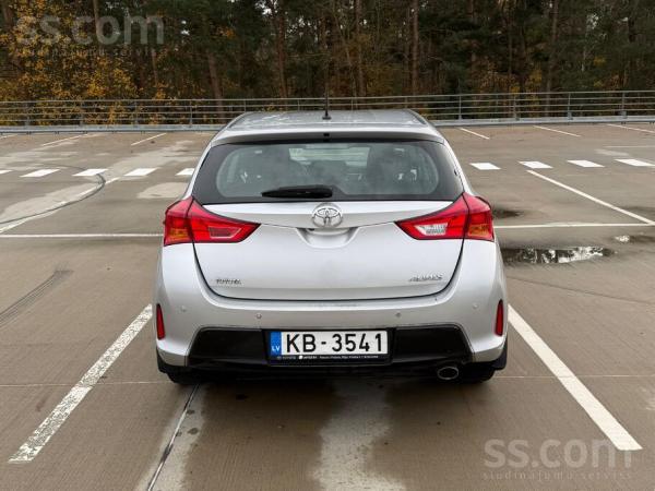 Pelēks Toyota Auris 2015 Rīga, ar dzinēja tilpumu 1.60 L un nobraukumu 195 tūkst. km par 6100 €, foto 3 vietnē AUTOMOTO.COM.LV