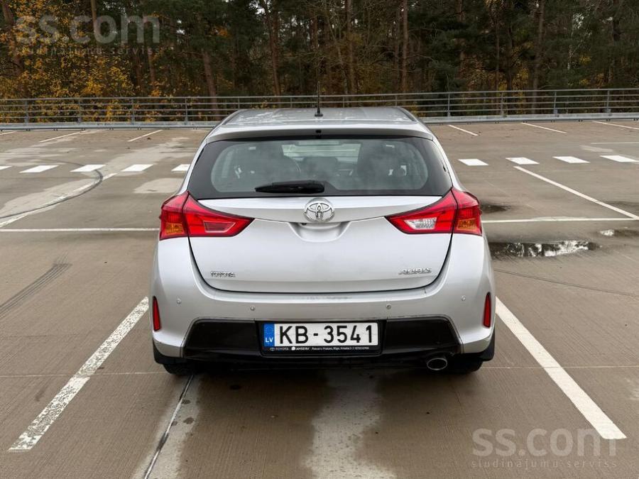 Grey Toyota Auris 2015 in Riga, with an engine capacity of 1.60 L and mileage of 195 thousand km for 6100 €, photo 4 on AUTOMOTO.COM.LV