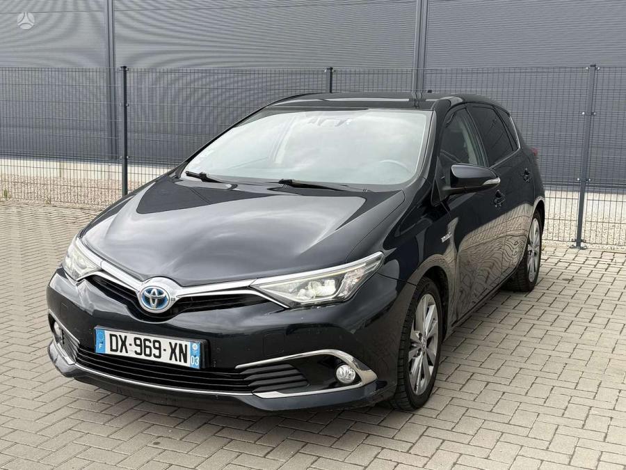 Grey Toyota Auris 2015 in Kaunas, with an engine capacity of 1.80 L and mileage of 230 thousand km for 6200 €, photo 1 on AUTOMOTO.COM.LV