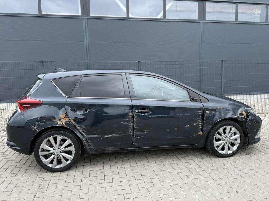 Grey Toyota Auris 2015 in Kaunas, with an engine capacity of 1.80 L and mileage of 230 thousand km for 6200 €, photo 7 on AUTOMOTO.COM.LV