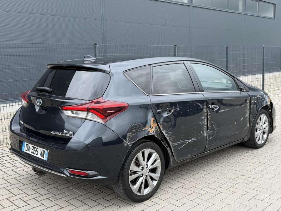 Grey Toyota Auris 2015 in Kaunas, with an engine capacity of 1.80 L and mileage of 230 thousand km for 6200 €, photo 10 on AUTOMOTO.COM.LV