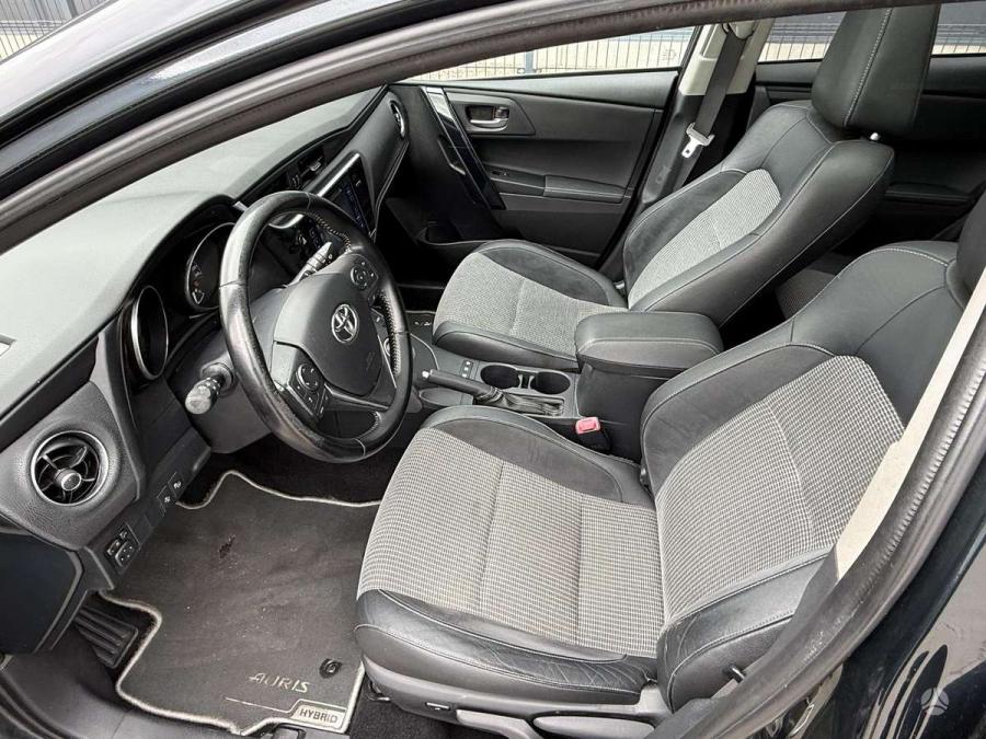 Grey Toyota Auris 2015 in Kaunas, with an engine capacity of 1.80 L and mileage of 230 thousand km for 6200 €, photo 18 on AUTOMOTO.COM.LV