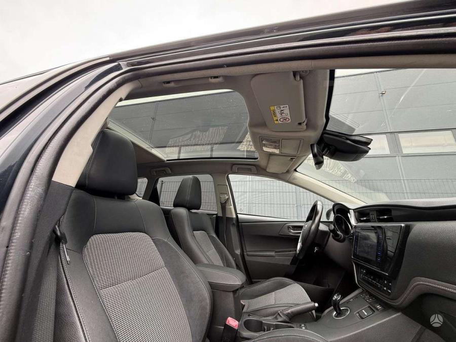Grey Toyota Auris 2015 in Kaunas, with an engine capacity of 1.80 L and mileage of 230 thousand km for 6200 €, photo 22 on AUTOMOTO.COM.LV