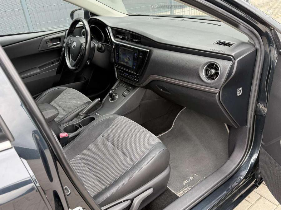 Grey Toyota Auris 2015 in Kaunas, with an engine capacity of 1.80 L and mileage of 230 thousand km for 6200 €, photo 23 on AUTOMOTO.COM.LV