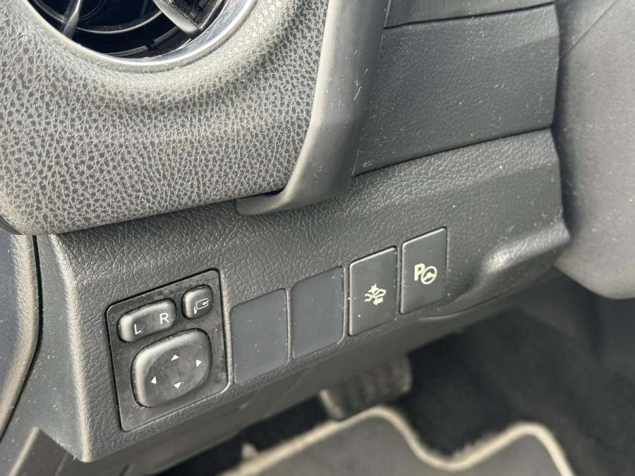 Grey Toyota Auris 2015 in Kaunas, with an engine capacity of 1.80 L and mileage of 230 thousand km for 6200 €, photo 25 on AUTOMOTO.COM.LV