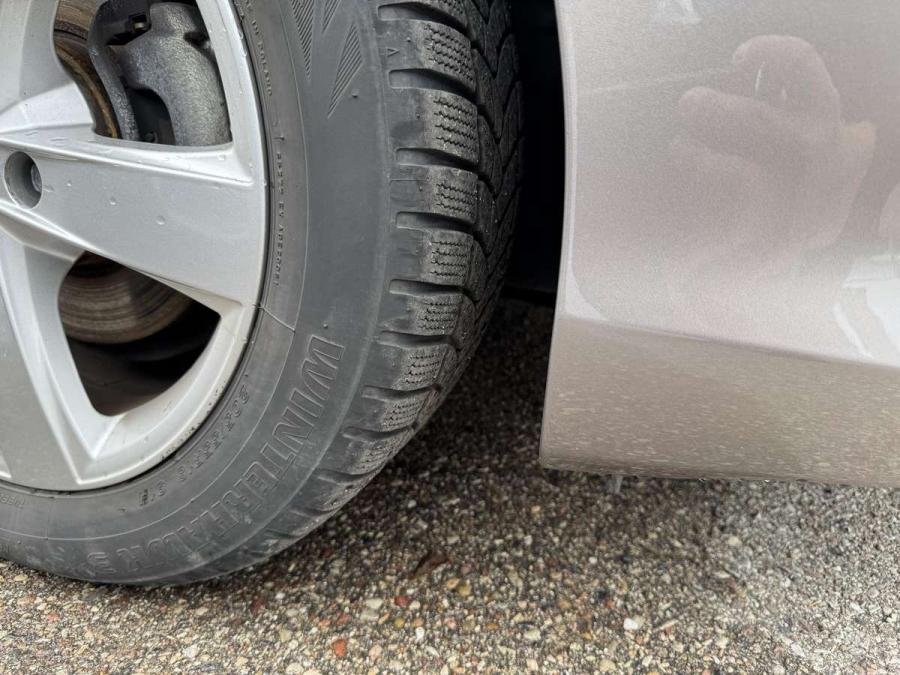 Pelēks Toyota Auris 2015 Kauņa, ar dzinēja tilpumu 1.80 L un nobraukumu 71 tūkst. km par 12990 €, foto 21 vietnē AUTOMOTO.COM.LV