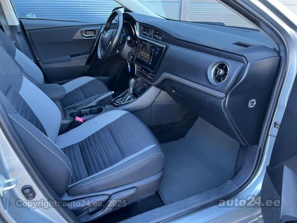 Grey Toyota Auris 2016 in Kuressaare, with an engine capacity of 1.60 L and mileage of 148 thousand km for 9990 €, photo 11 on AUTOMOTO.COM.LV