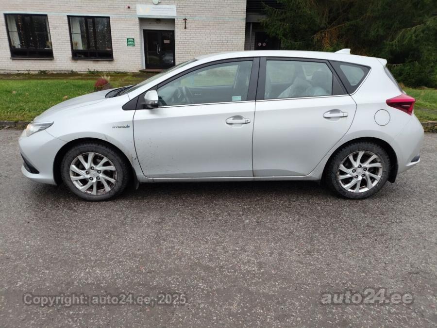 Grey Toyota Auris 2016 in Tallinn, with an engine capacity of 1.80 L and mileage of 97 thousand km for 11500 €, photo 3 on AUTOMOTO.COM.LV