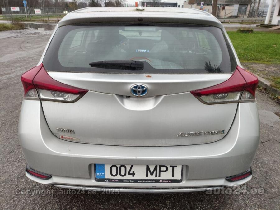 Grey Toyota Auris 2016 in Tallinn, with an engine capacity of 1.80 L and mileage of 97 thousand km for 11500 €, photo 4 on AUTOMOTO.COM.LV