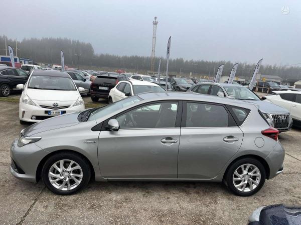 Pelēks Toyota Auris 2016 Viļņa, ar dzinēja tilpumu 1.80 L un nobraukumu 250 tūkst. km par 9200 €, foto 5 vietnē AUTOMOTO.COM.LV