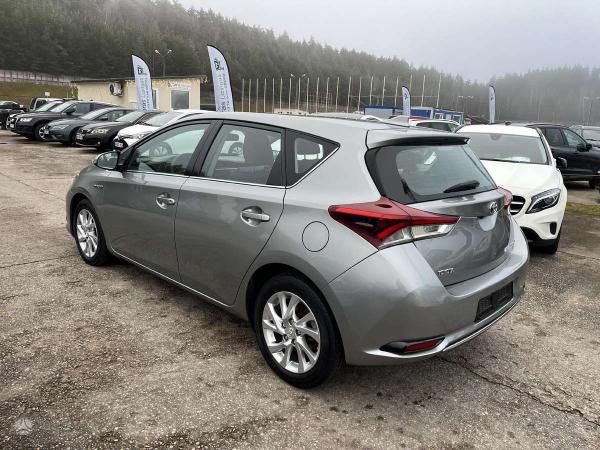 Pelēks Toyota Auris 2016 Viļņa, ar dzinēja tilpumu 1.80 L un nobraukumu 250 tūkst. km par 9200 €, foto 6 vietnē AUTOMOTO.COM.LV