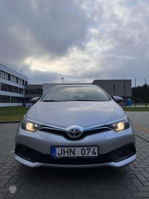 Pelēks Toyota Auris 2016 Plungė, ar dzinēja tilpumu 1.40 L un nobraukumu 138 tūkst. km par 8500 €, foto  vietnē AUTOMOTO.COM.LV