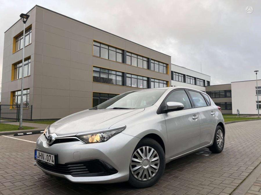 Grey Toyota Auris 2016 in Plunge, with an engine capacity of 1.40 L and mileage of 138 thousand km for 8500 €, photo 2 on AUTOMOTO.COM.LV
