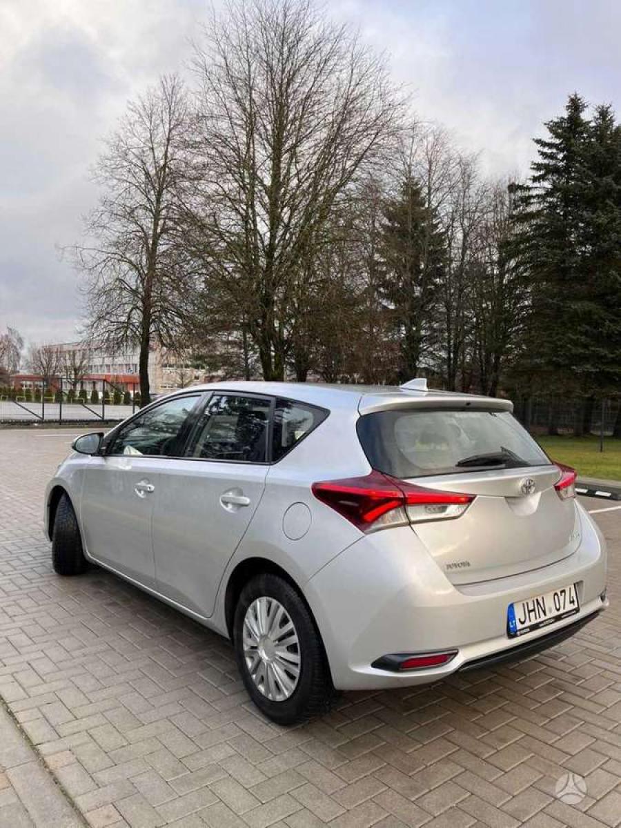 Grey Toyota Auris 2016 in Plunge, with an engine capacity of 1.40 L and mileage of 138 thousand km for 8500 €, photo 4 on AUTOMOTO.COM.LV