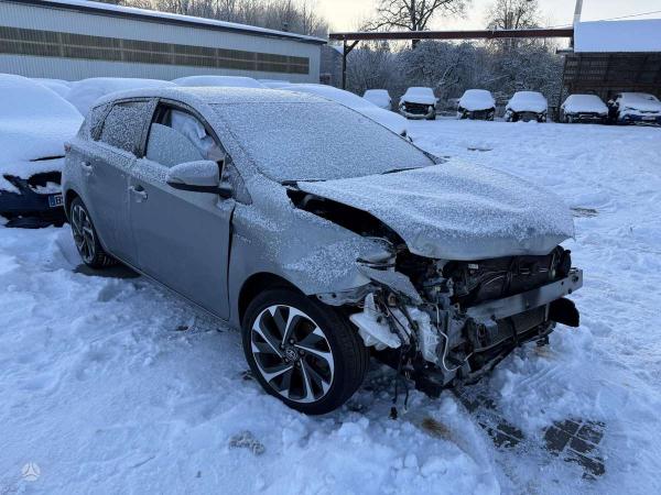 Grey Toyota Auris 2016 in Kaunas, with an engine capacity of 1.80 L and mileage of 140 thousand km for 5300 €, photo 1 on AUTOMOTO.COM.LV