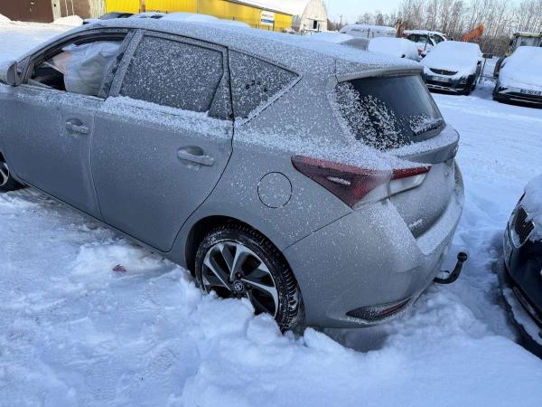 Grey Toyota Auris 2016 in Kaunas, with an engine capacity of 1.80 L and mileage of 140 thousand km for 5300 €, photo 5 on AUTOMOTO.COM.LV