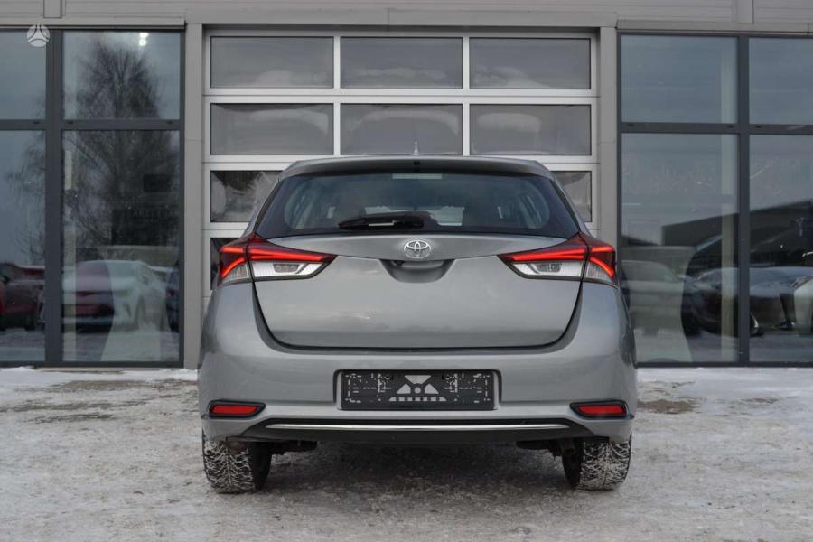 Grey Toyota Auris 2016 in Vilnius, with an engine capacity of 1.36 L and mileage of 214 thousand km for 8000 €, photo 9 on AUTOMOTO.COM.LV