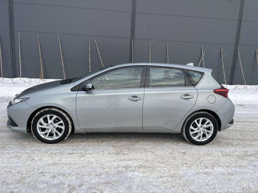 Grey Toyota Auris 2016 in Vilnius, with an engine capacity of 1.80 L and mileage of 250 thousand km for 9200 €, photo 5 on AUTOMOTO.COM.LV