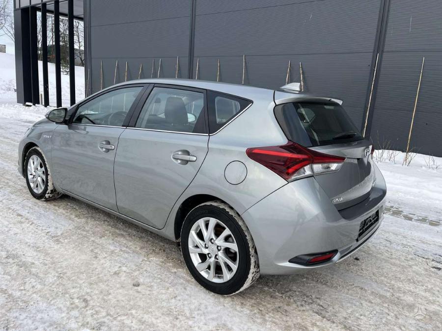 Grey Toyota Auris 2016 in Vilnius, with an engine capacity of 1.80 L and mileage of 250 thousand km for 9200 €, photo 6 on AUTOMOTO.COM.LV
