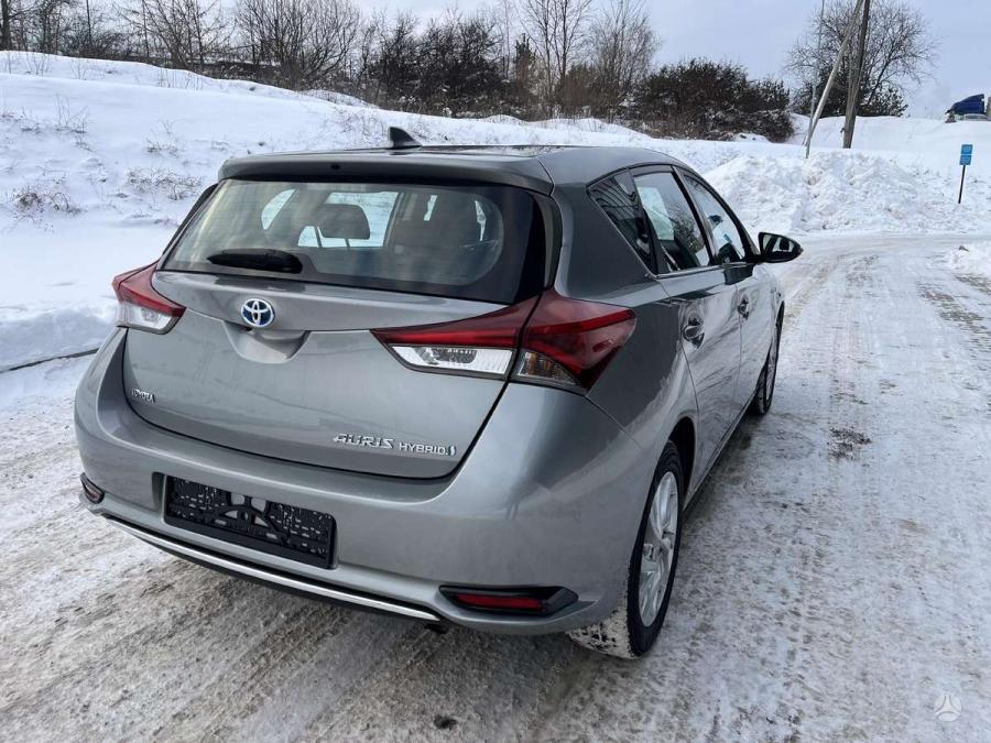 Grey Toyota Auris 2016 in Vilnius, with an engine capacity of 1.80 L and mileage of 250 thousand km for 9200 €, photo 9 on AUTOMOTO.COM.LV