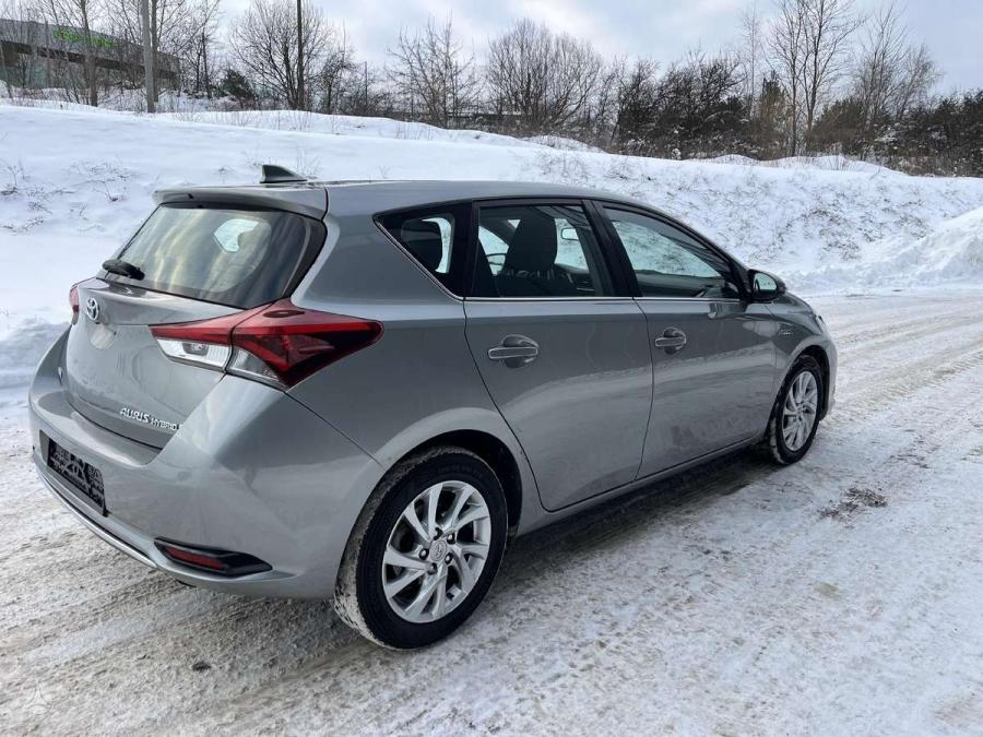 Grey Toyota Auris 2016 in Vilnius, with an engine capacity of 1.80 L and mileage of 250 thousand km for 9200 €, photo 10 on AUTOMOTO.COM.LV