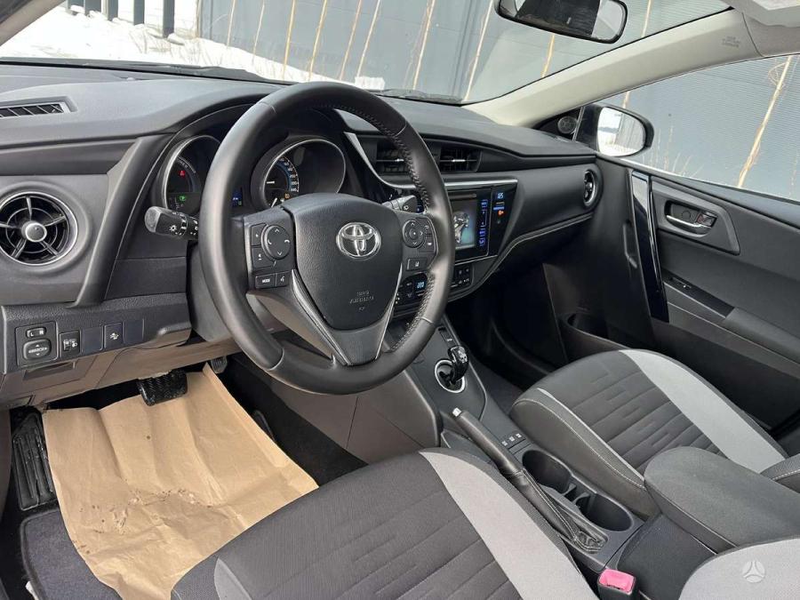 Grey Toyota Auris 2016 in Vilnius, with an engine capacity of 1.80 L and mileage of 250 thousand km for 9200 €, photo 16 on AUTOMOTO.COM.LV