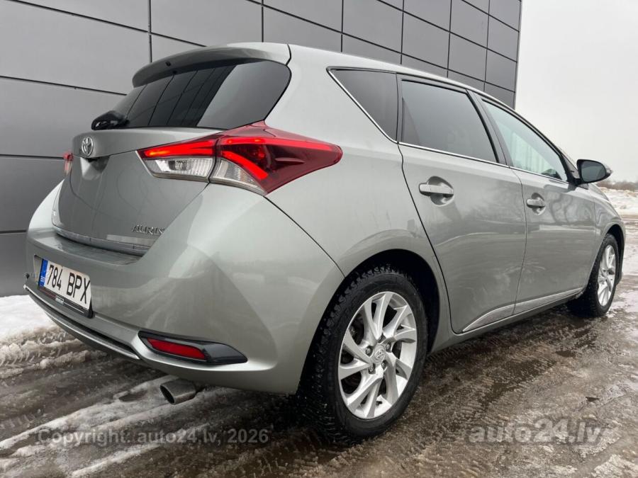 Grey Toyota Auris 2016 in Kuressaare, with an engine capacity of 1.60 L and mileage of 148 thousand km for 9950 €, photo 6 on AUTOMOTO.COM.LV