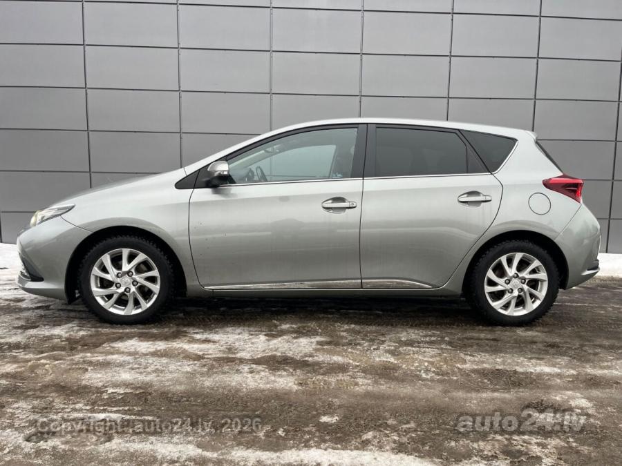 Grey Toyota Auris 2016 in Kuressaare, with an engine capacity of 1.60 L and mileage of 148 thousand km for 9950 €, photo 8 on AUTOMOTO.COM.LV
