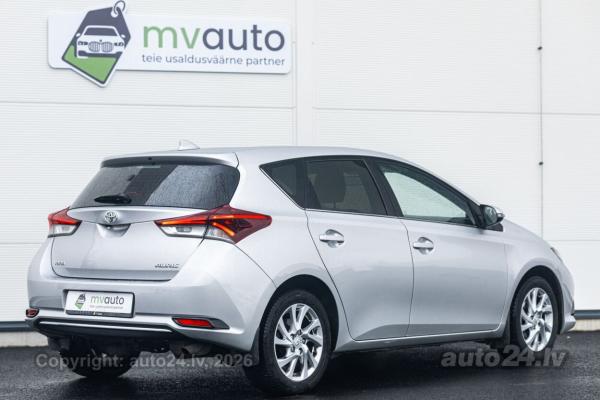 Pelēks Toyota Auris 2016 Tallina, ar dzinēja tilpumu 1.60 L un nobraukumu 127 tūkst. km par 9990 €, foto 2 vietnē AUTOMOTO.COM.LV