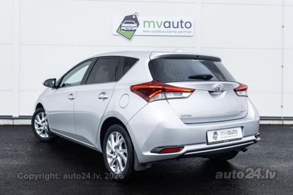 Pelēks Toyota Auris 2016 Tallina, ar dzinēja tilpumu 1.60 L un nobraukumu 127 tūkst. km par 9990 €, foto 6 vietnē AUTOMOTO.COM.LV