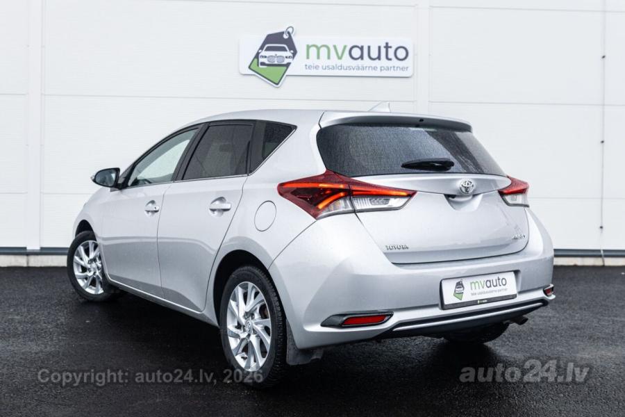 Grey Toyota Auris 2016 in Tallinn, with an engine capacity of 1.60 L and mileage of 127 thousand km for 9990 €, photo 7 on AUTOMOTO.COM.LV