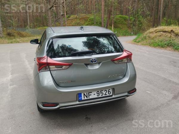 Pelēks Toyota Auris 2016 Rīga, ar dzinēja tilpumu 1.80 L un nobraukumu 237 tūkst. km par 7600 €, foto 3 vietnē AUTOMOTO.COM.LV