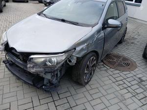 Pelēks Toyota Auris 2016 Tauragė, ar dzinēja tilpumu 1.80 L un nobraukumu 277 tūkst. km par 3300 €, foto  vietnē AUTOMOTO.COM.LV