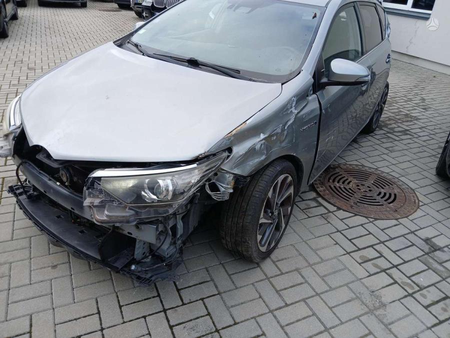 Grey Toyota Auris 2016 in Taurage, with an engine capacity of 1.80 L and mileage of 277 thousand km for 3300 €, photo 1 on AUTOMOTO.COM.LV