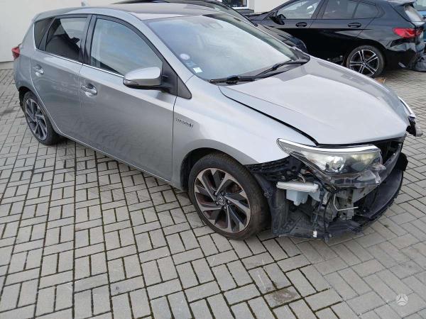 Grey Toyota Auris 2016 in Taurage, with an engine capacity of 1.80 L and mileage of 277 thousand km for 3300 €, photo 2 on AUTOMOTO.COM.LV
