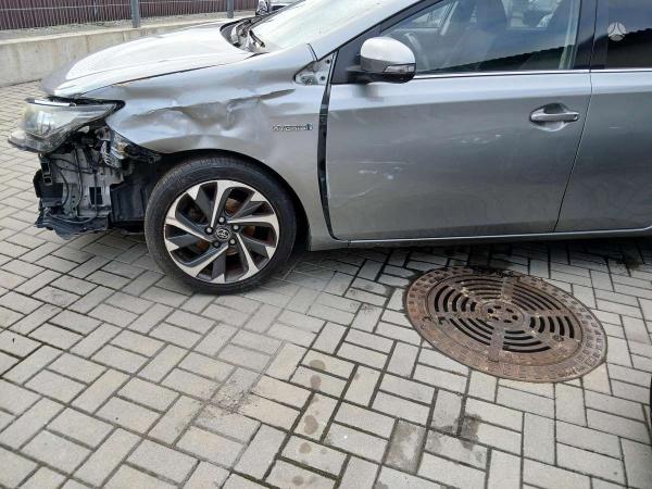 Grey Toyota Auris 2016 in Taurage, with an engine capacity of 1.80 L and mileage of 277 thousand km for 3300 €, photo 3 on AUTOMOTO.COM.LV