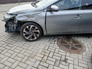 Grey Toyota Auris 2016 in Taurage, with an engine capacity of 1.80 L and mileage of 277 thousand km for 3300 €, photo 4 on AUTOMOTO.COM.LV