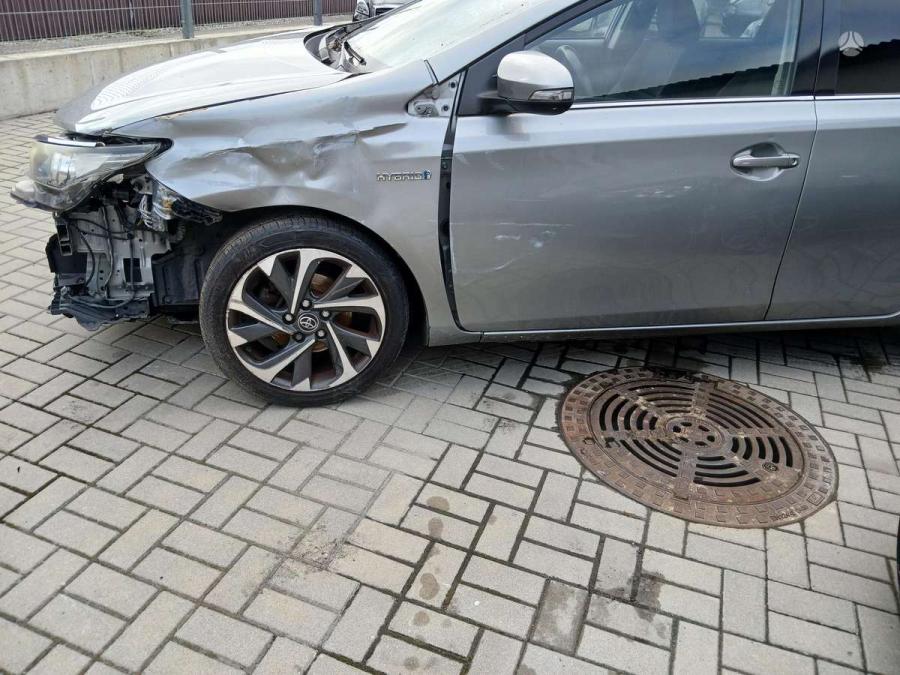 Grey Toyota Auris 2016 in Taurage, with an engine capacity of 1.80 L and mileage of 277 thousand km for 3300 €, photo 4 on AUTOMOTO.COM.LV