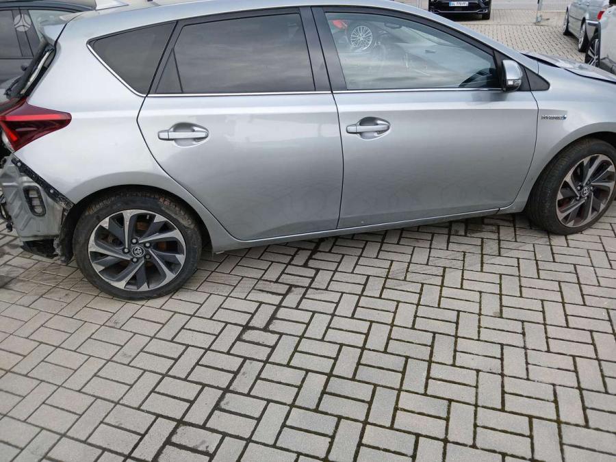 Grey Toyota Auris 2016 in Taurage, with an engine capacity of 1.80 L and mileage of 277 thousand km for 3300 €, photo 5 on AUTOMOTO.COM.LV