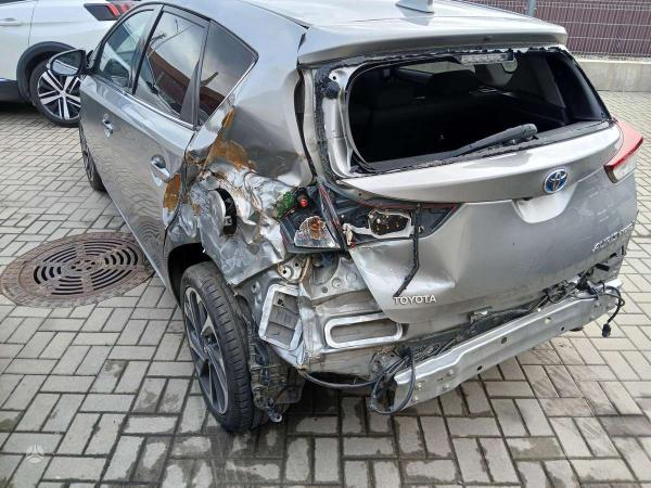 Grey Toyota Auris 2016 in Taurage, with an engine capacity of 1.80 L and mileage of 277 thousand km for 3300 €, photo 5 on AUTOMOTO.COM.LV