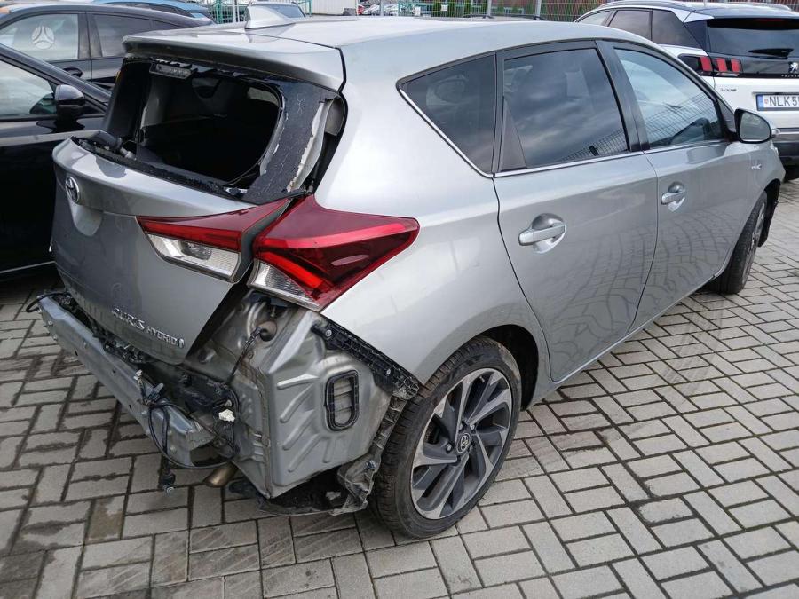 Grey Toyota Auris 2016 in Taurage, with an engine capacity of 1.80 L and mileage of 277 thousand km for 3300 €, photo 7 on AUTOMOTO.COM.LV