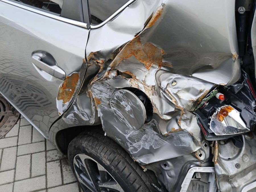 Grey Toyota Auris 2016 in Taurage, with an engine capacity of 1.80 L and mileage of 277 thousand km for 3300 €, photo 8 on AUTOMOTO.COM.LV