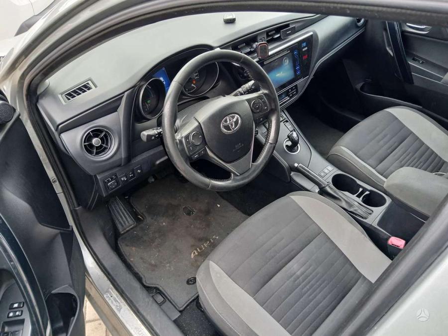 Grey Toyota Auris 2016 in Taurage, with an engine capacity of 1.80 L and mileage of 277 thousand km for 3300 €, photo 12 on AUTOMOTO.COM.LV