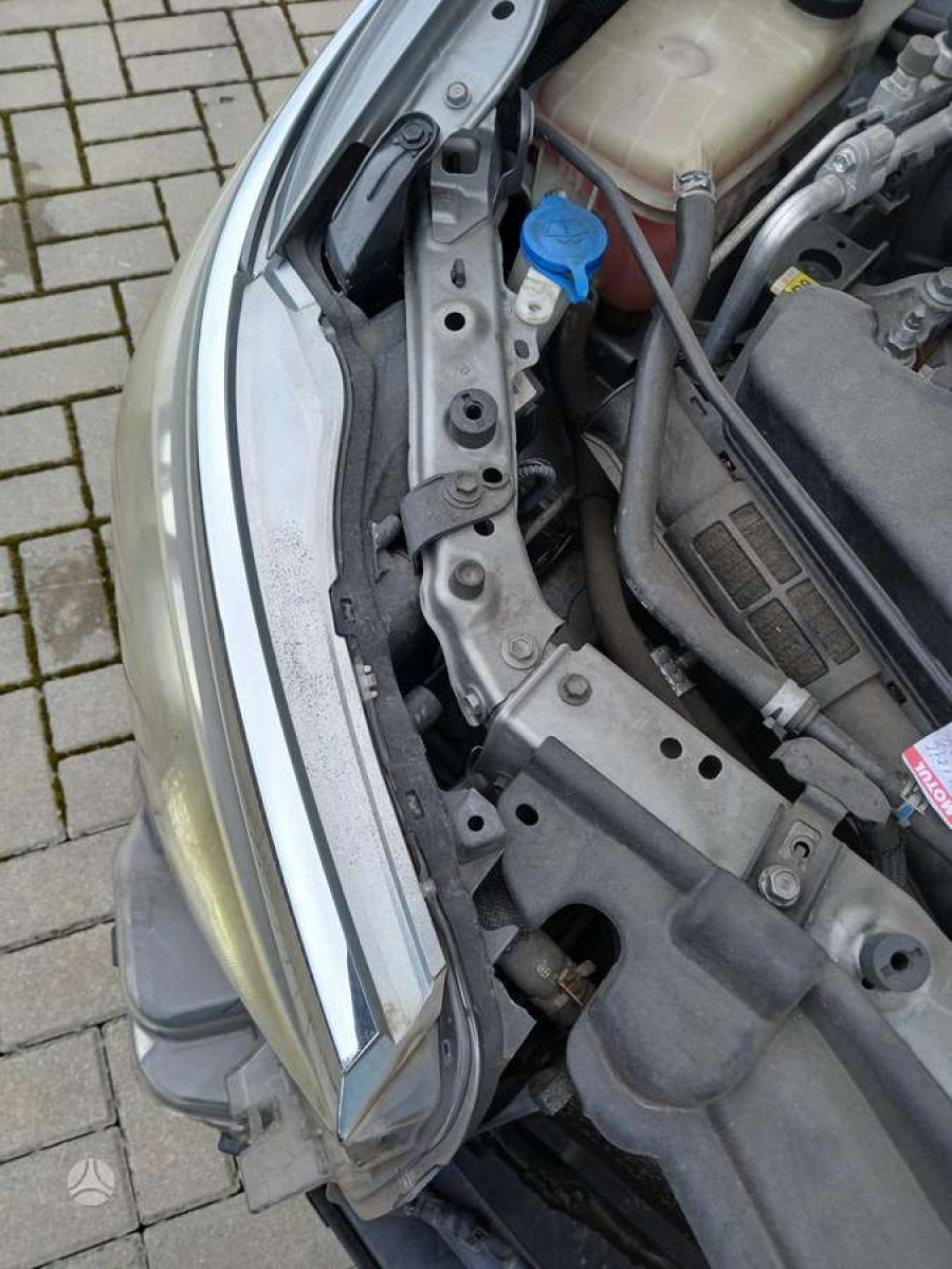 Grey Toyota Auris 2016 in Taurage, with an engine capacity of 1.80 L and mileage of 277 thousand km for 3300 €, photo 18 on AUTOMOTO.COM.LV