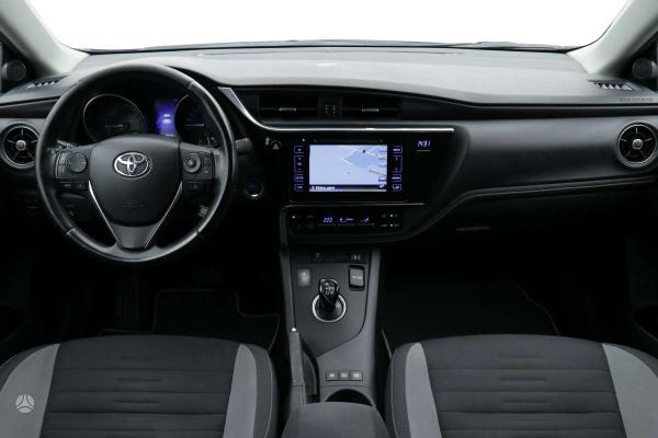Pelēks Toyota Auris 2016 Viļņa, ar dzinēja tilpumu 1.80 L un nobraukumu 149 tūkst. km par 12900 €, foto 6 vietnē AUTOMOTO.COM.LV