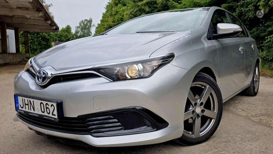 Grey Toyota Auris 2016 in Siauliai, with an engine capacity of 1.36 L and mileage of 240 thousand km for 5790 €, photo 3 on AUTOMOTO.COM.LV
